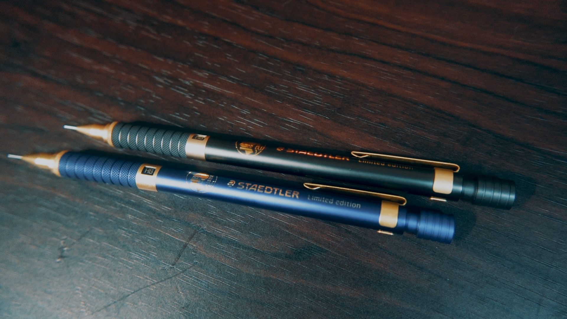 【ロイヤルブルー】STAEDTLER 92535 50年限定モデルを徹底レビュー - イラスト画材箱